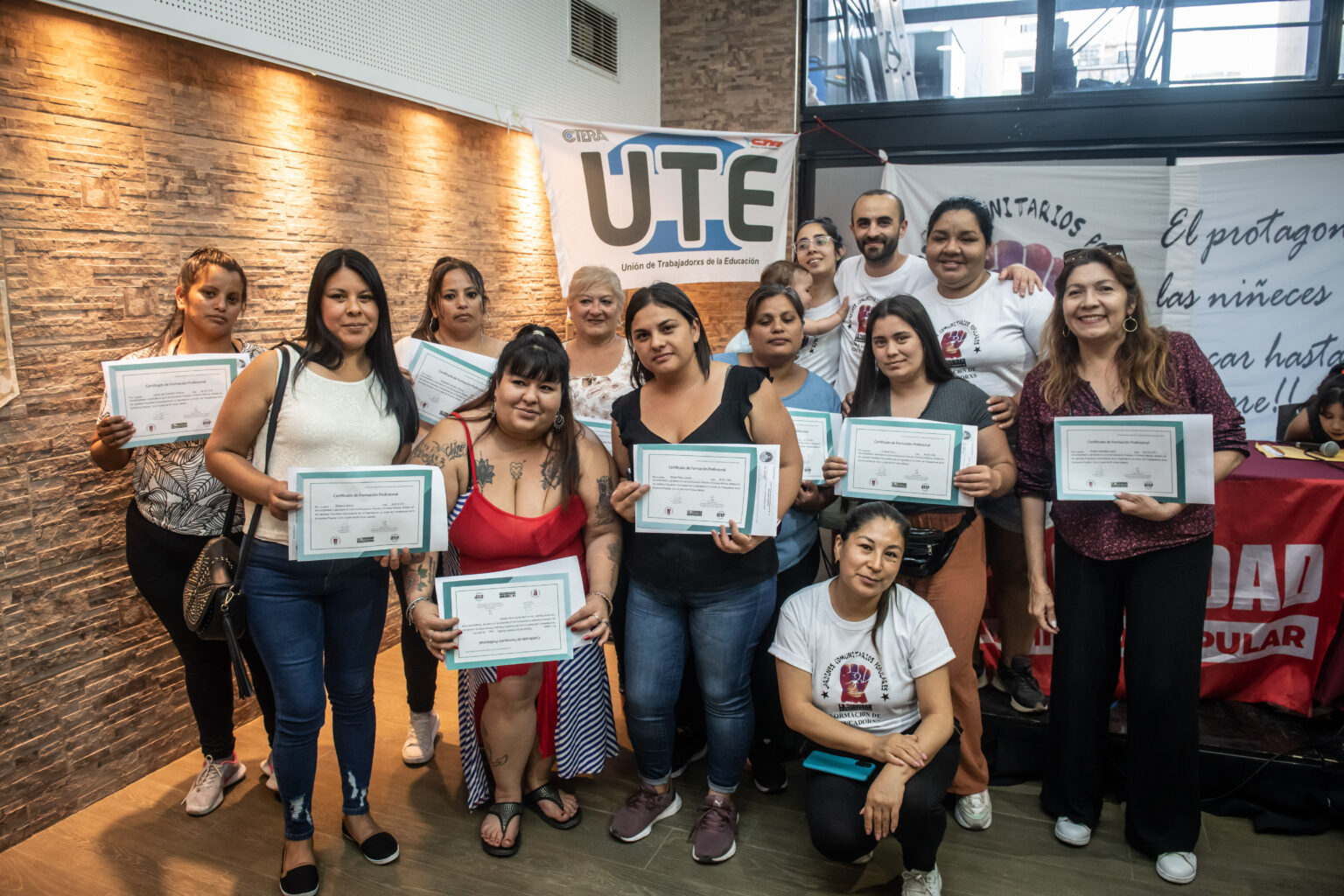 Entrega de diplomas del taller de educación popular en convenio Ute ...